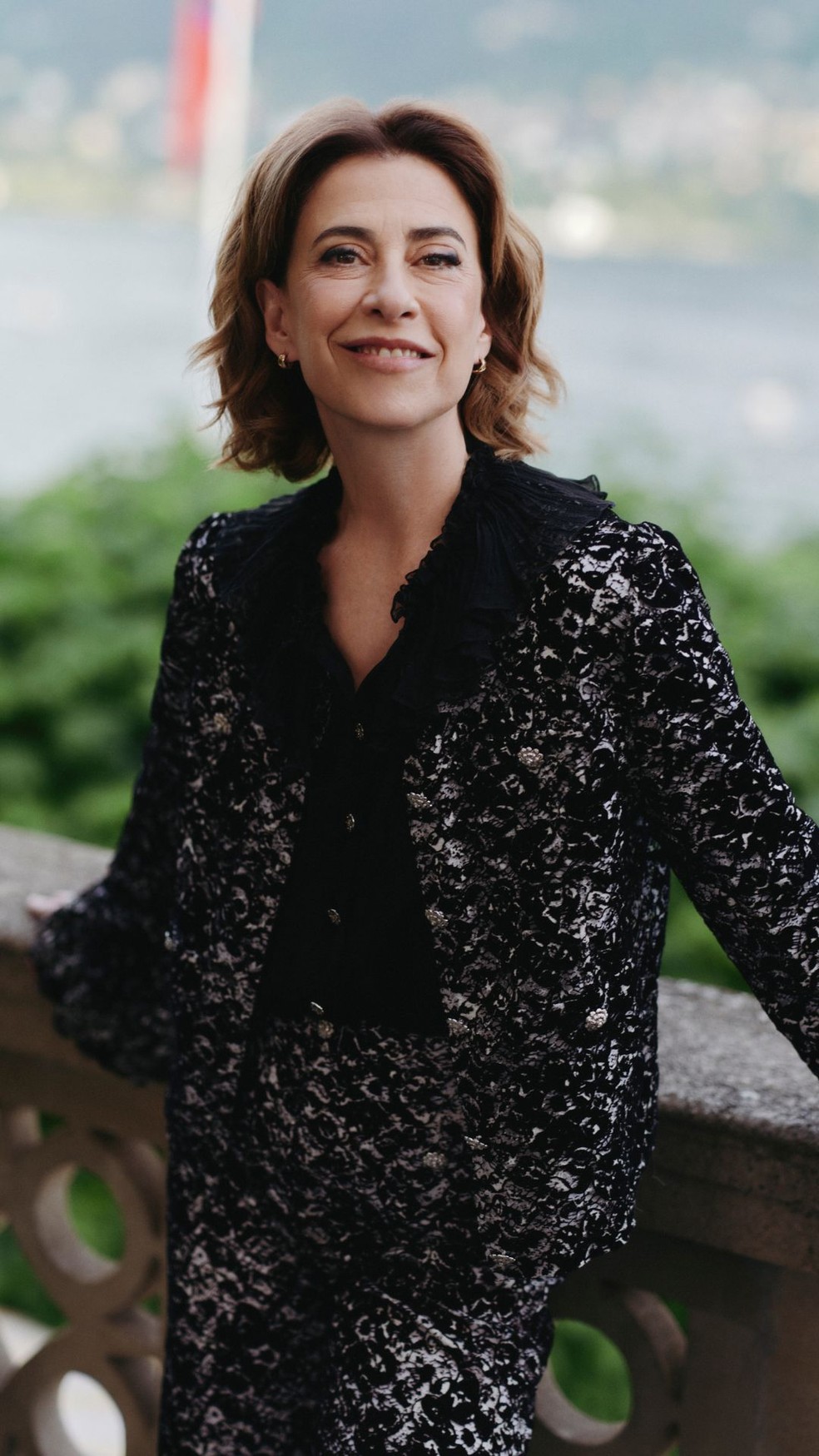 Fernanda Torres brilha em look da Chanel para desfile na Itália